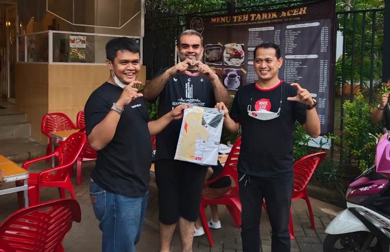 White Car Community (WCC) Batavia Satu Adakan Pembagian Takjil On The ...