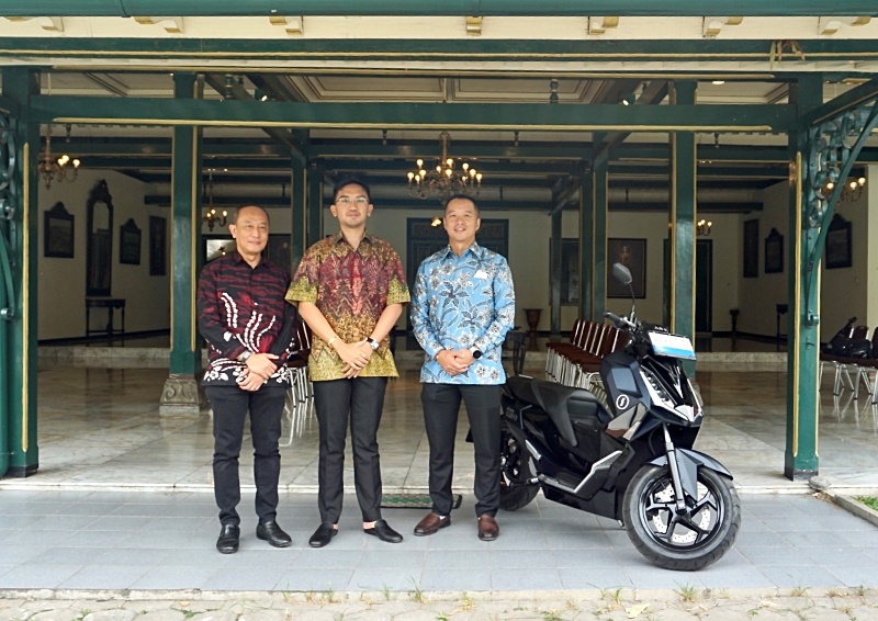 Motor Listrik ALVA Cervo Jadi Kendaraan Resmi Pura Mangkunegaran Surakarta
